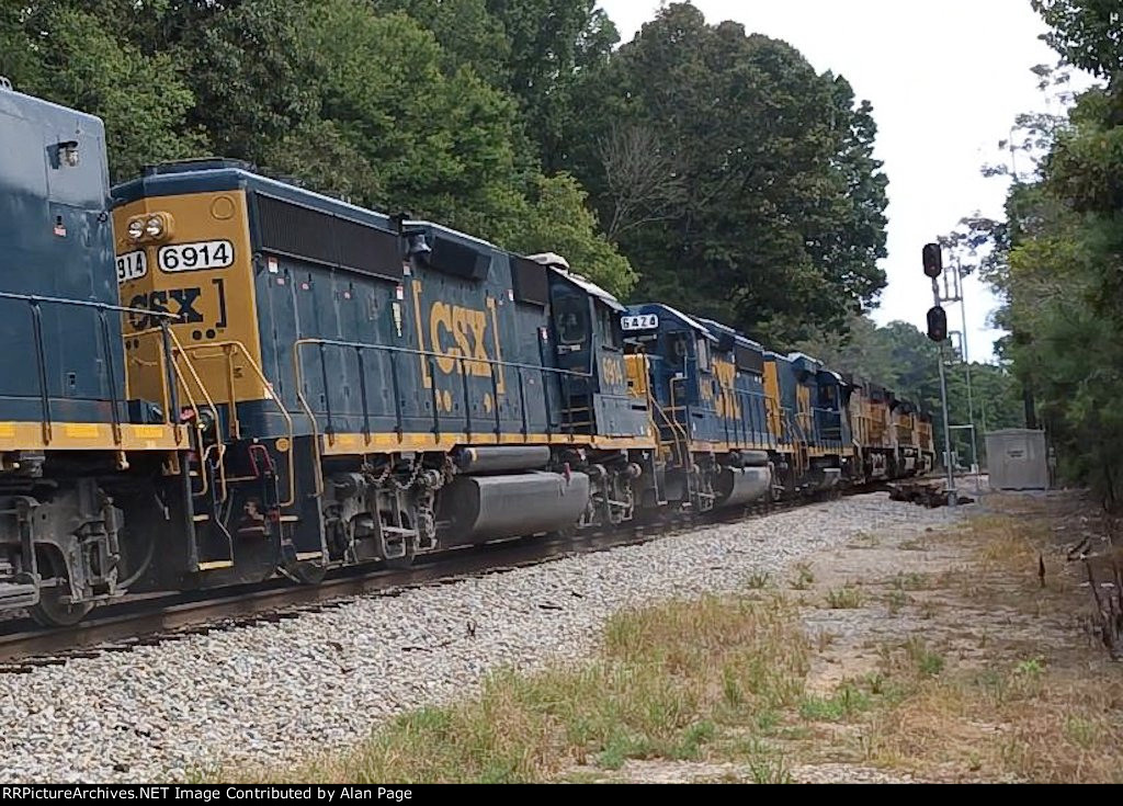 CSX GP40-2 6914 runs sixth of seven units rolling SB